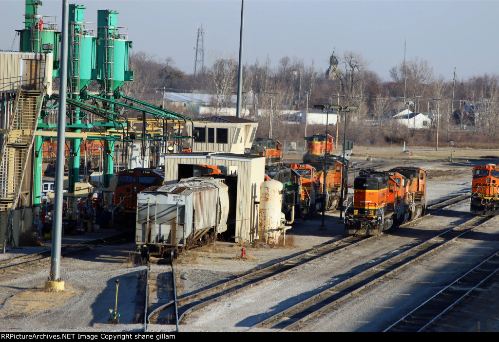 BNSF 7389 sit around about to leave the yard.